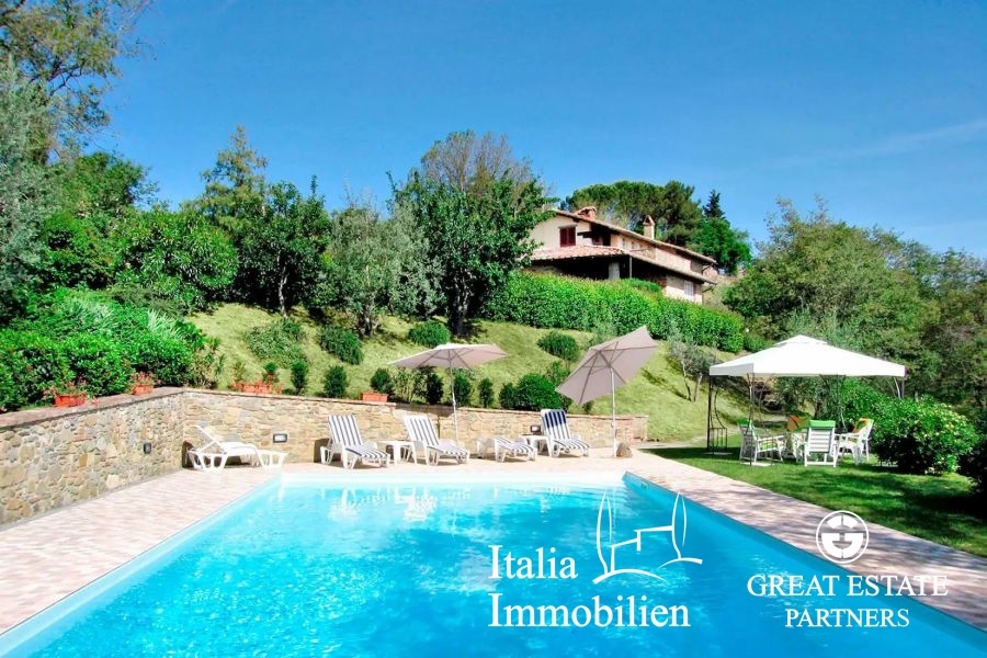 Stein Bauernhaus auf einem Hügel mit Panoramaterrasse, Pool und ...
