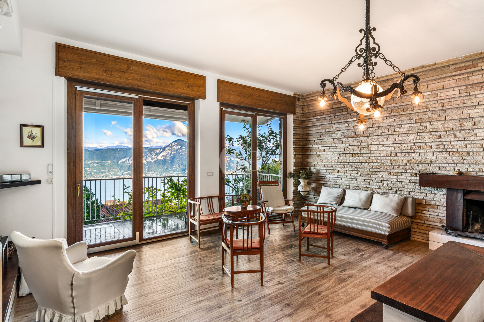 Vendita Romantico rustico in sasso con vista lago, giardino e ...