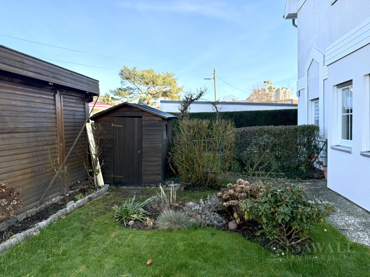 Charmantes Wohnhaus mit Balkonen und Garten in familienfreundlichem ...